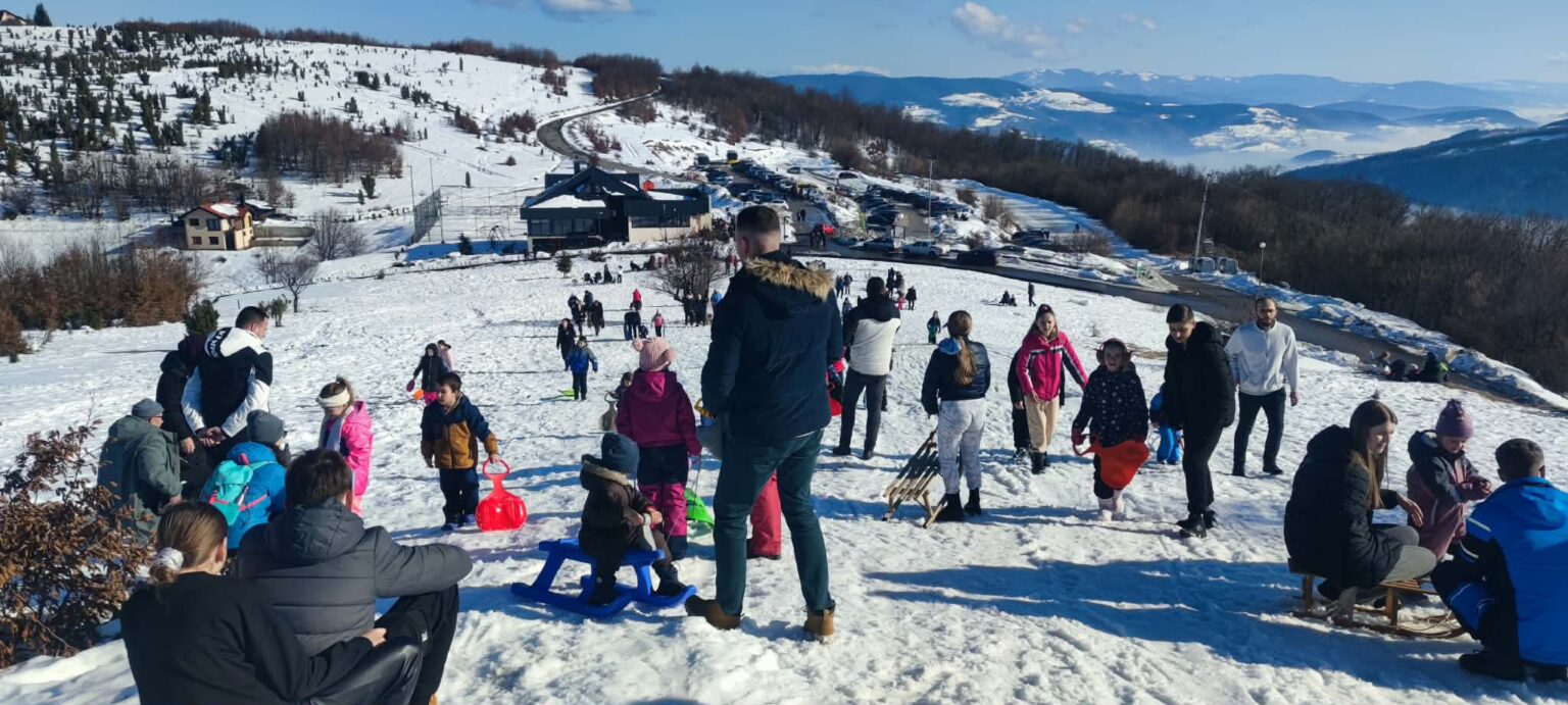 ZIMSKA IDILA NA SMETOVIMA: Smijeh, sankanje i topli čaj i kafa iznad ...