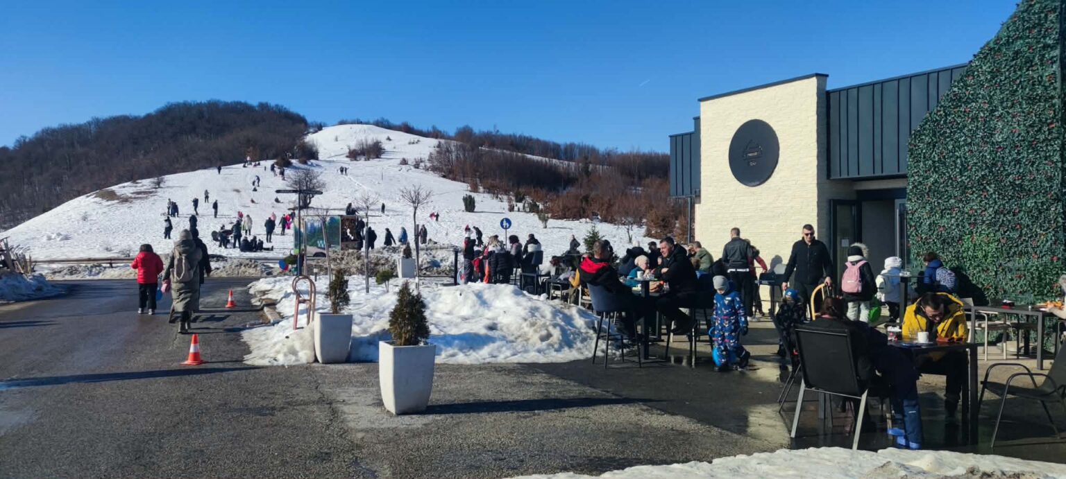 ZIMSKA IDILA NA SMETOVIMA: Smijeh, sankanje i topli čaj i kafa iznad ...