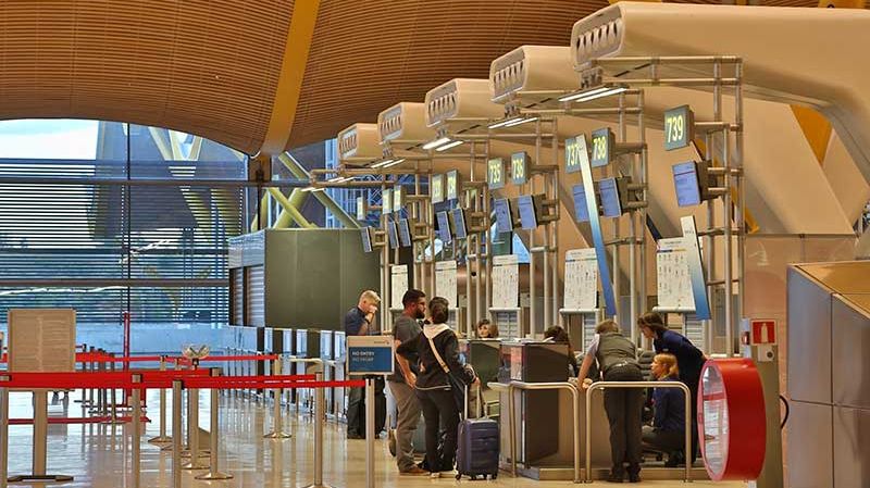 Šokantno: Muškarac (80) pokušao ukrcati mrtvu suprugu na let | Portal ...